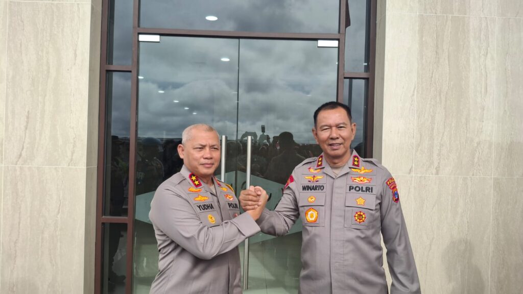 Penyerahan Pataka Polda Kalsel dari Irjen Pol Winarto kepada Irjen Pol Rosyanto Yudha, Intip ...